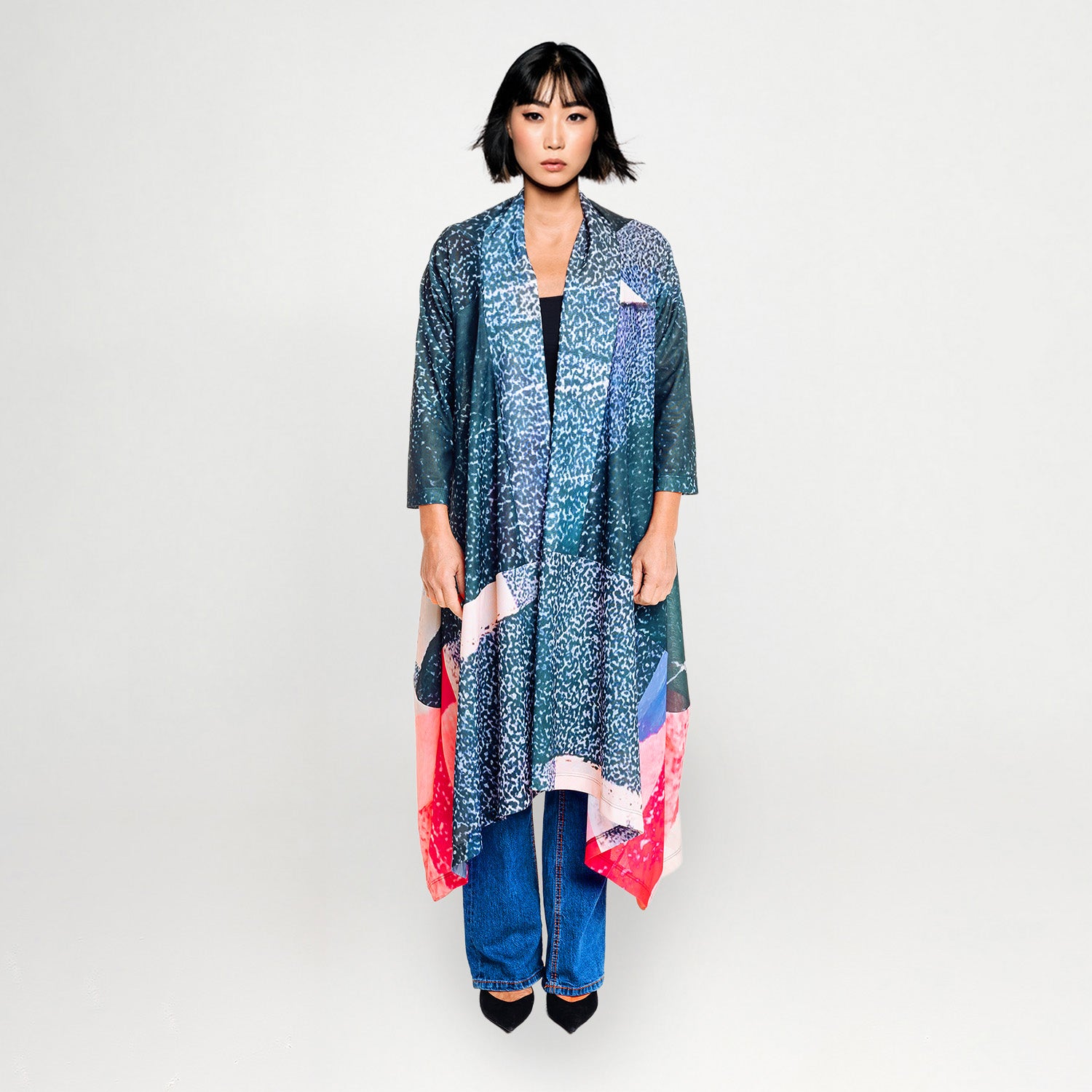 Elegant Art Kaftan Gray Red white dots – Forslund Design Studio